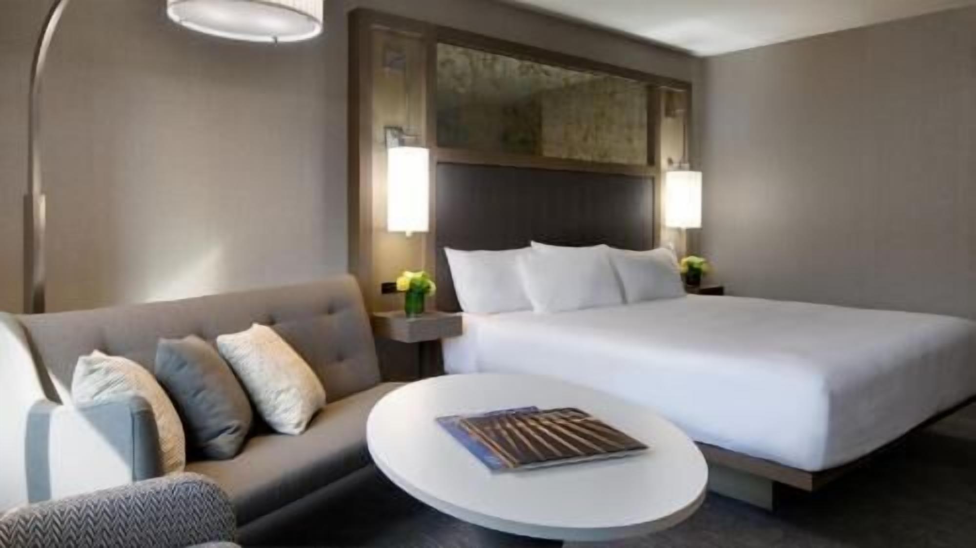 Roupas de cama premium, edredons de pluma, cofres nos quartos