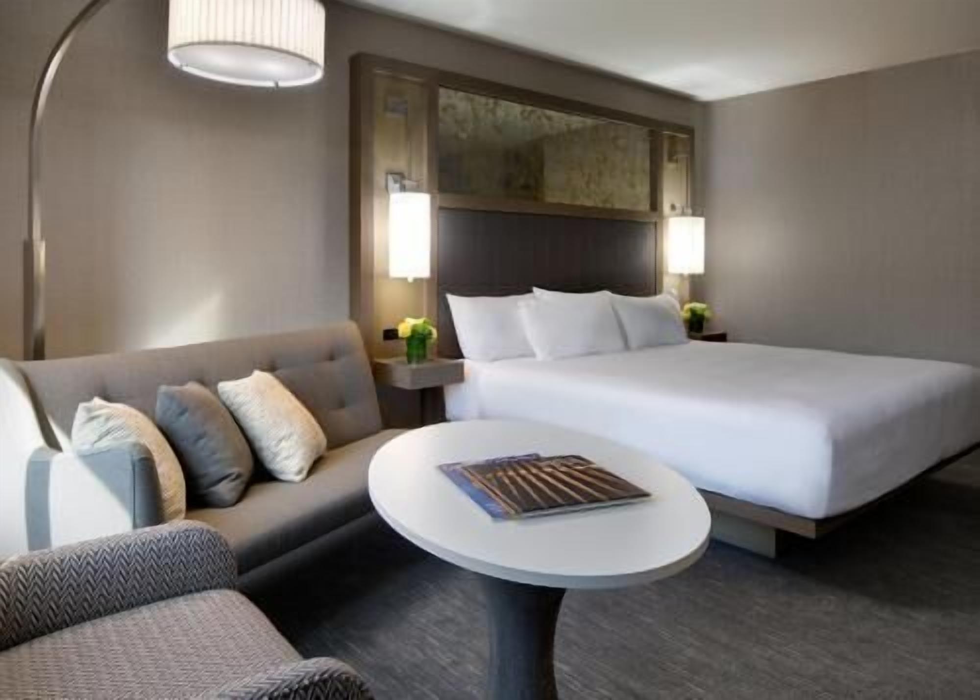 Roupas de cama premium, edredons de pluma, cofres nos quartos