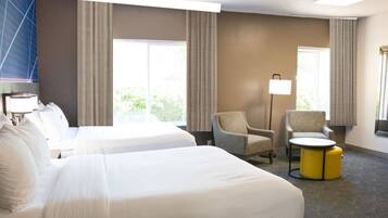 Suite, não fumadores (3 Queen Beds) | Secretária, secretária adequada para computadores portáteis