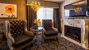 Suite, 1 cama king-size, não fumadores, frigorífico e micro-ondas (Walk-in Shower) | Camas de colchão pillowtop, secretária, cortinas/cortinados opacos 