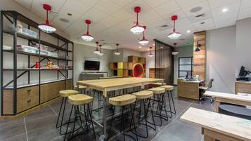 Uma cozinha moderna com uma ilha central, banquetas de bar e diversos armários.