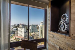 Suíte, 1 cama King e sofá-cama, vista para a cidade | Vista do quarto