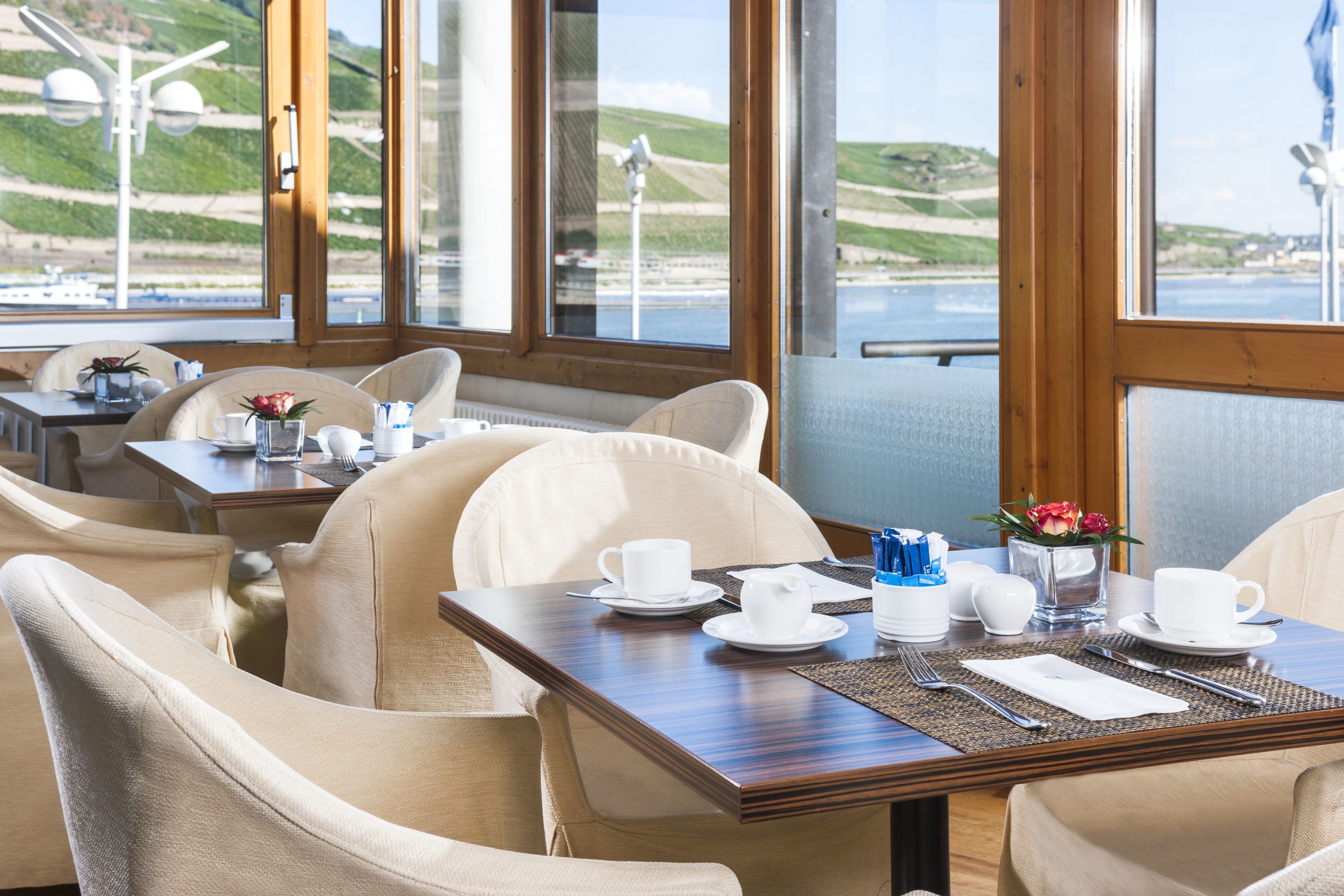 Pequeno-almoço tipo buffet diário mediante uma taxa 