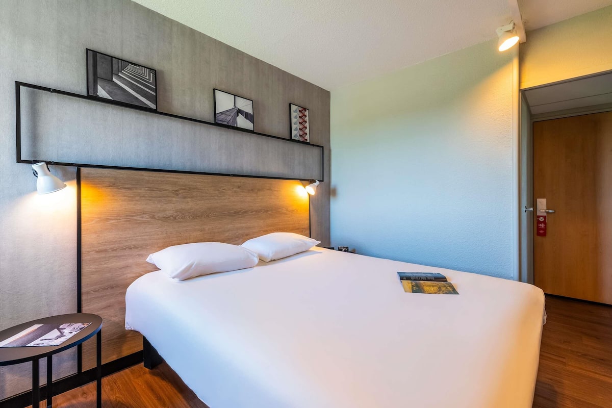 Quarto Duplo Standard, 1 cama de casal | Secretária, secretária adequada para computadores portáteis 