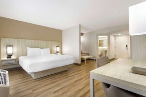 Suite, 1 cama king-size, não fumadores, frigorífico e micro-ondas (Larger Room;with Sofabed) | Roupa de alta qualidade, secretária 