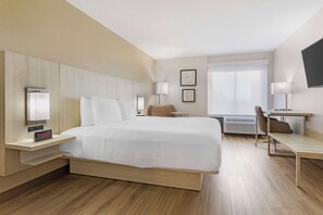 Quarto Standard, 1 cama king-size, não fumadores, frigorífico e micro-ondas | Roupa de alta qualidade, secretária 