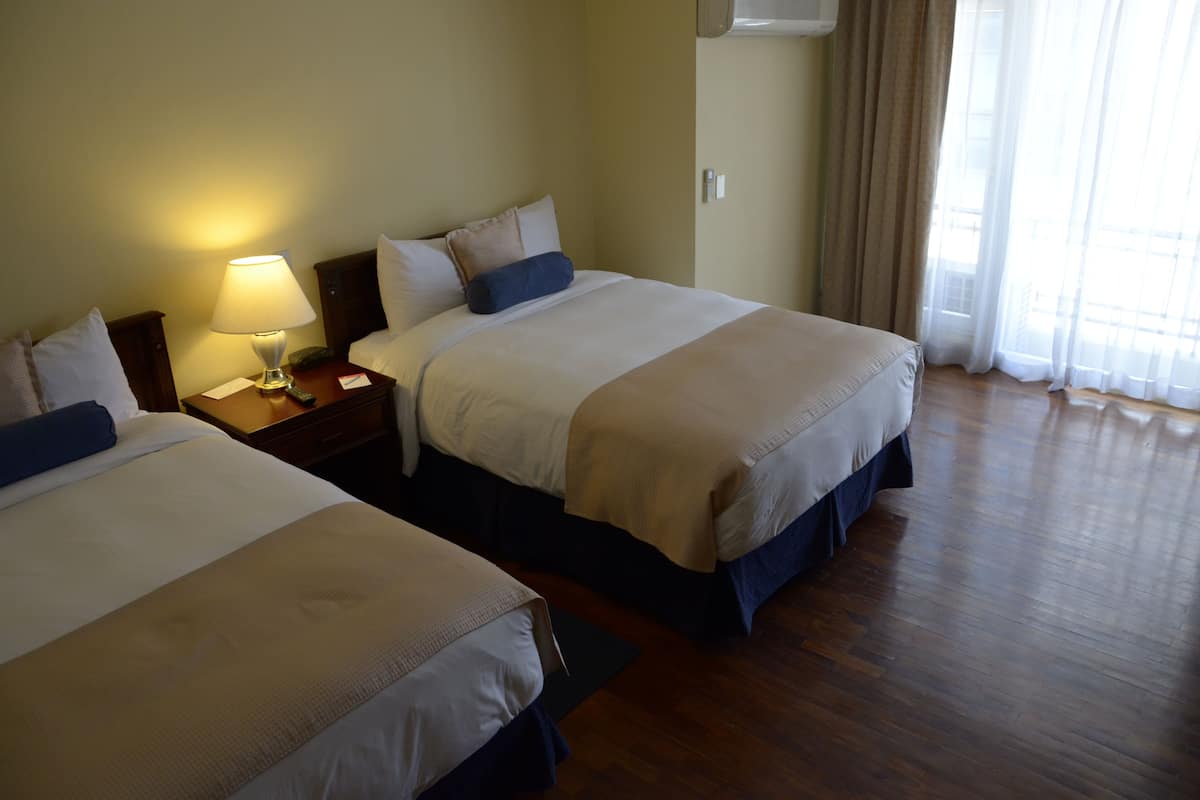 Roupas de cama antialérgicas, escrivaninha, cortinas blackout