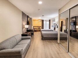 Business Double | Roupas de cama antialérgicas, escrivaninha, cortinas blackout
