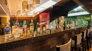 Uma área de bar com diversos frascos de bebidas, um letreiro que diz 'Sport Bar' e cadeiras de bar modernas.