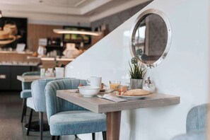 Pequeno-almoço tipo buffet diário mediante uma taxa 