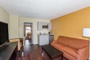 Suite, 1 cama king-size, não fumadores (One Bedroom, Poolside View) | Com decoração personalizada, com mobília individualizada, secretária