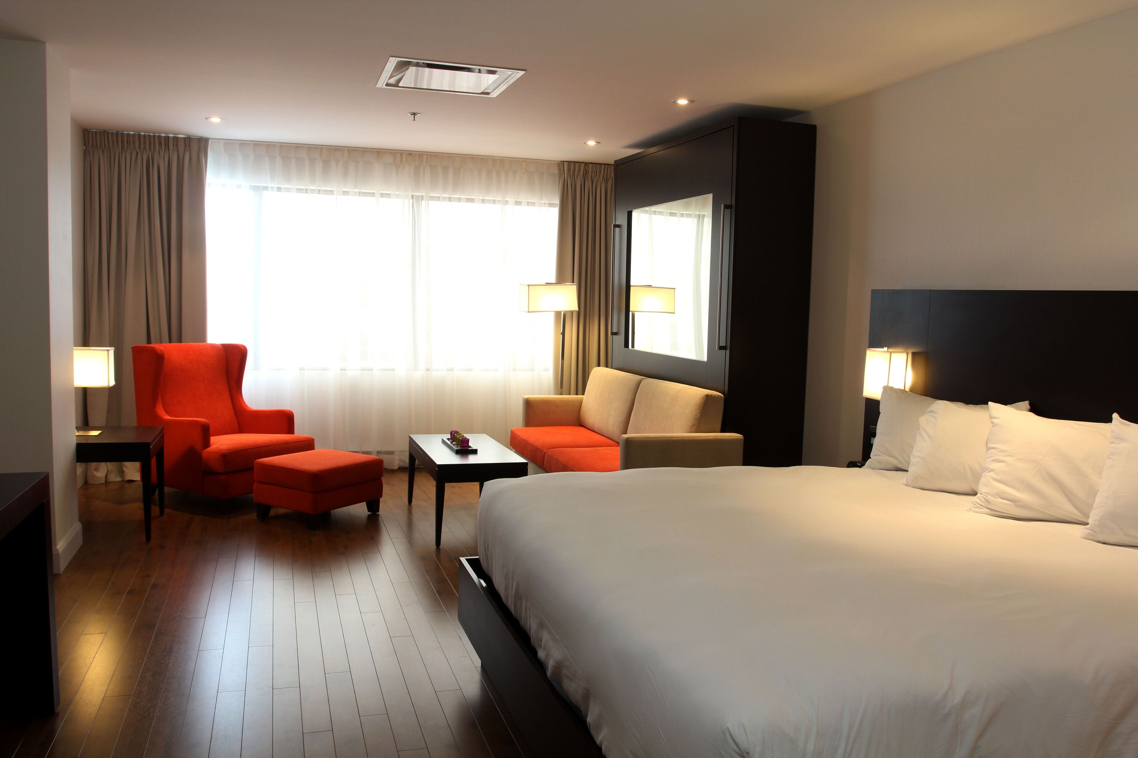 Quarto casal superior, várias camas | Escrivaninha, ferros/tábuas de passar roupa, berços (sobretaxa)