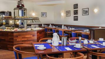 Pequeno-almoço tipo buffet diário mediante uma taxa