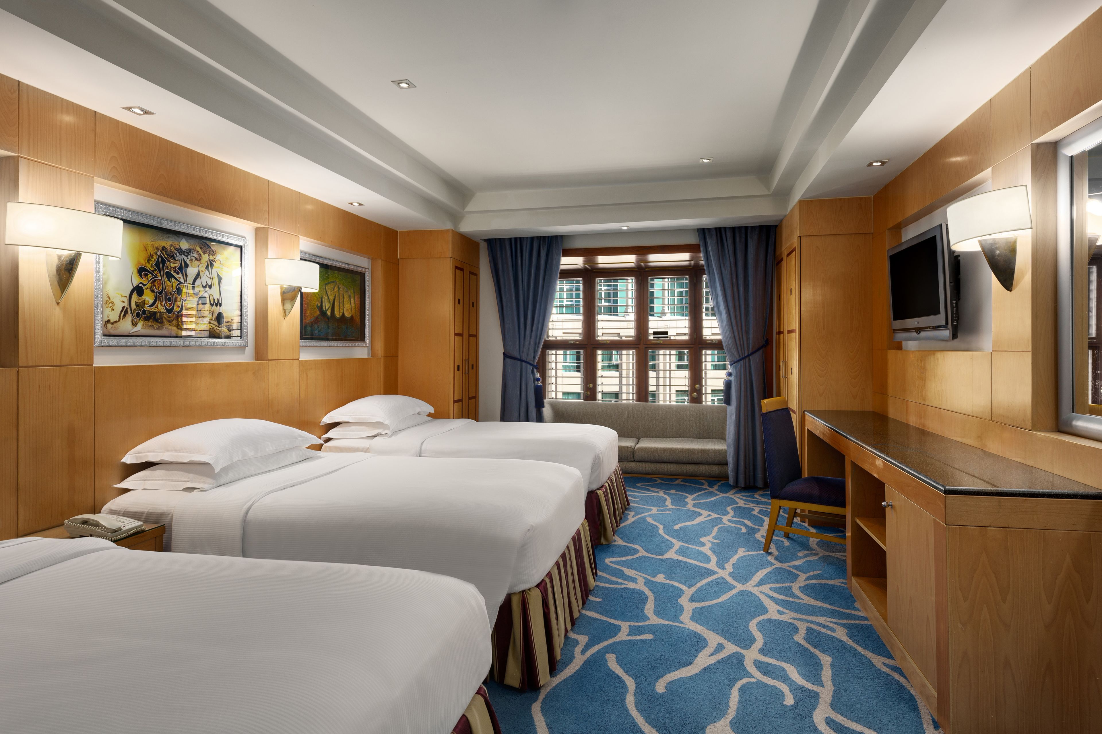 Family Room City View with Three Twin Beds | Roupas de cama premium, frigobar, cofres nos quartos, escrivaninha