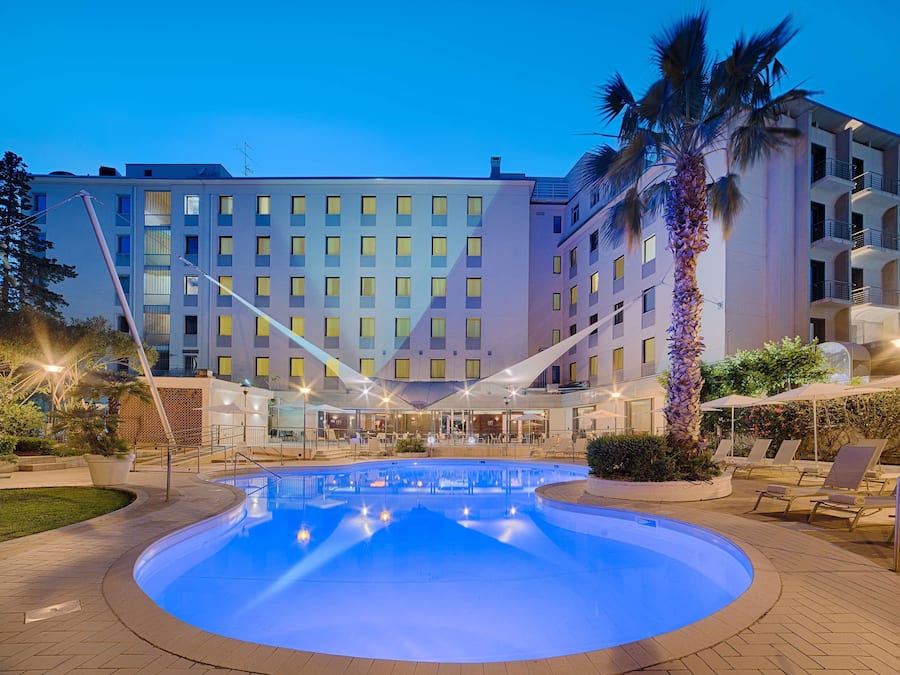 Piscina externa, espreguiçadeiras