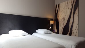 Quarto Twin Clássico | Roupa de alta qualidade, minibar, cofre no quarto, secretária 