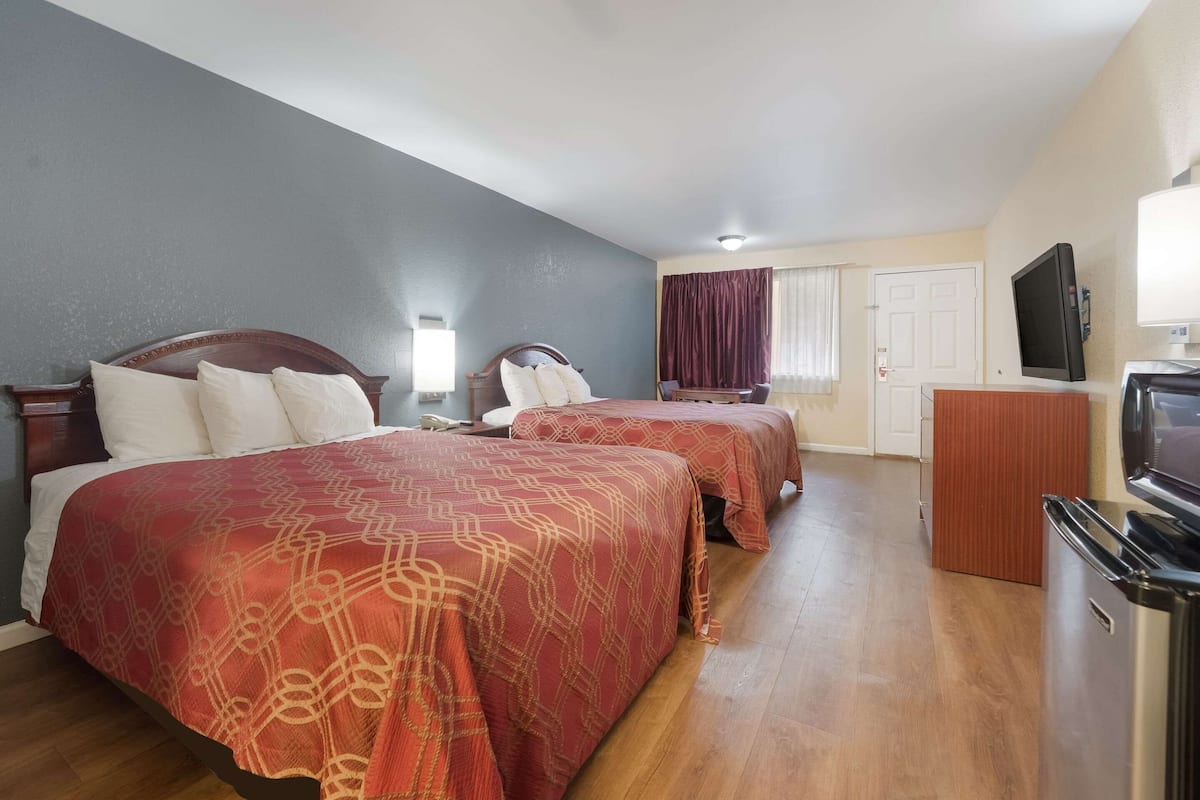 Quarto standard, 2 camas Queen, para não fumantes | Escrivaninha, ferros/tábuas de passar roupa, berços (sobretaxa)