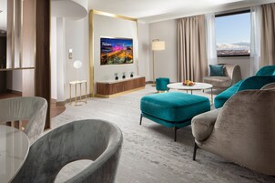 Suite, 1 cama king-size (Apartment) | Sala de estar | Televisor de ecrã plano de 55 polegadas com canais digitais, brinquedos