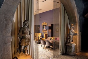 Serve pequenos-almoços, almoços e jantares 