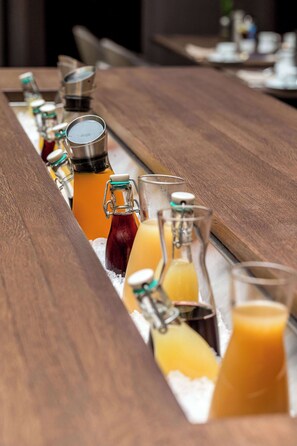 Pequeno-almoço tipo buffet diário (22 EUR por pessoa) 