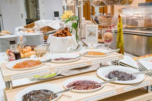 Buffet com diversas geleias e doces.