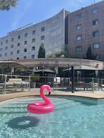 Piscina externa sazonal, espreguiçadeiras