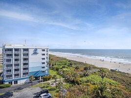 Na praia, areia branca
