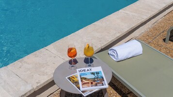 Piscina exterior, espreguiçadeiras 