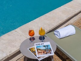 Piscina externa, espreguiçadeiras