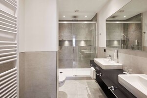 Suite, várias camas, varanda (Separate Living Room) | Casa de banho | Uma combinação polibã/banheira, um secador de cabelo 