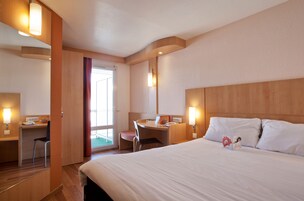 Roupa de alta qualidade, cofre no quarto, secretária 