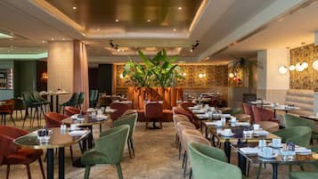 Café da manhã com buffet todos os dias mediante uma taxa