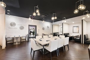 Pequenos-almoços, almoços, jantares servidos, cozinha americana 