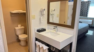 Quarto standard, 2 camas de casal, para não fumantes | Escrivaninha, ferros/tábuas de passar roupa, berços (sobretaxa)