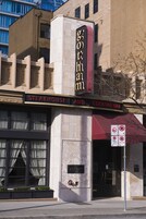 Um edifício com uma placa que diz 'Gotham Steakhouse and Cocktail Bar'.