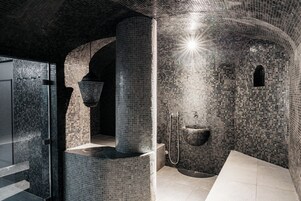 Sala(s) para tratamentos a casais, sauna, banheira de hidromassagem 