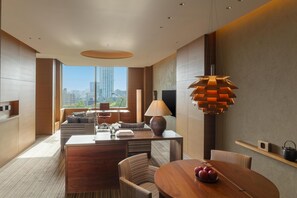 Suite (Ambassador) | Cofre no quarto, secretária, cortinas/cortinados opacos 
