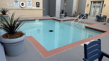 Piscina interna, piscina aquecida, espreguiçadeiras