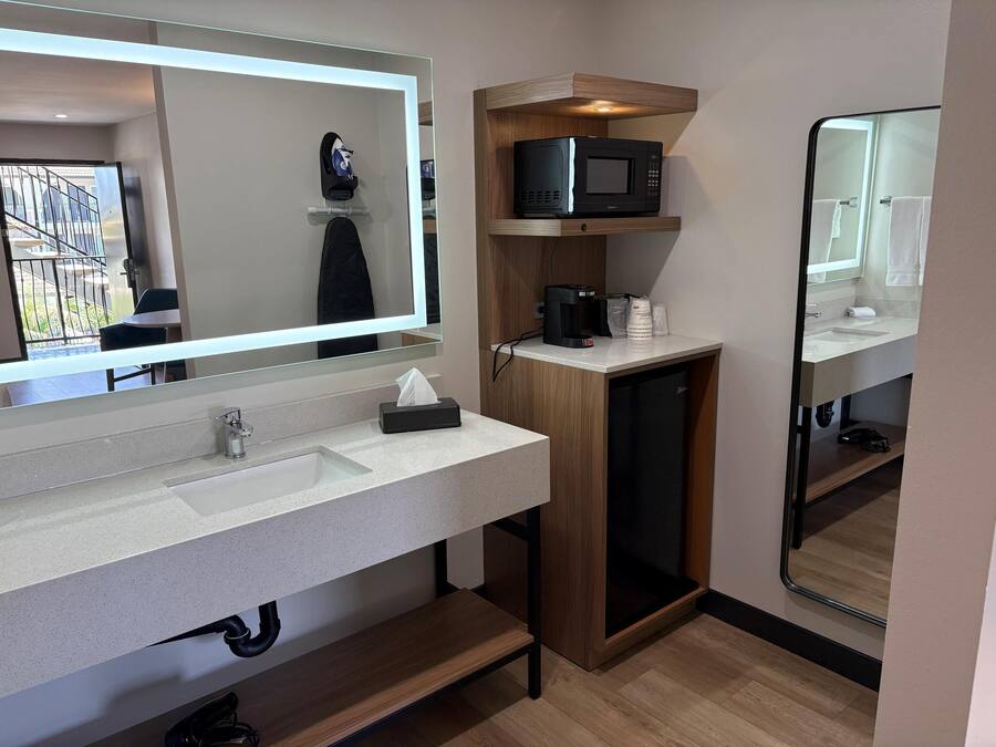 Uma combinação polibã/banheira, artigos de higiene pessoal grátis