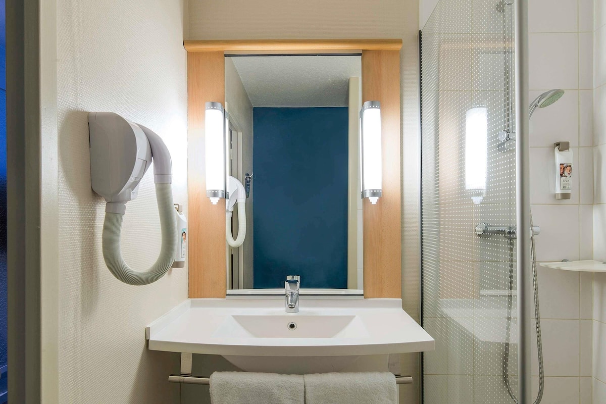 Roupa de alta qualidade, cofre no quarto, secretária