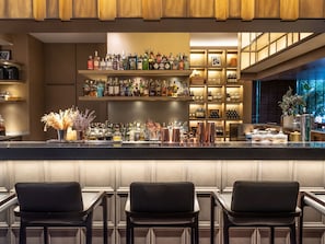 2 bares/lounges, este bar no lobby do hotel