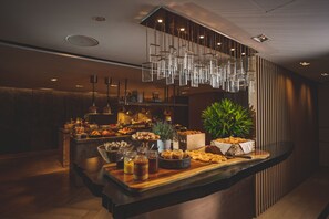 Pequeno-almoço tipo buffet diário mediante uma taxa 