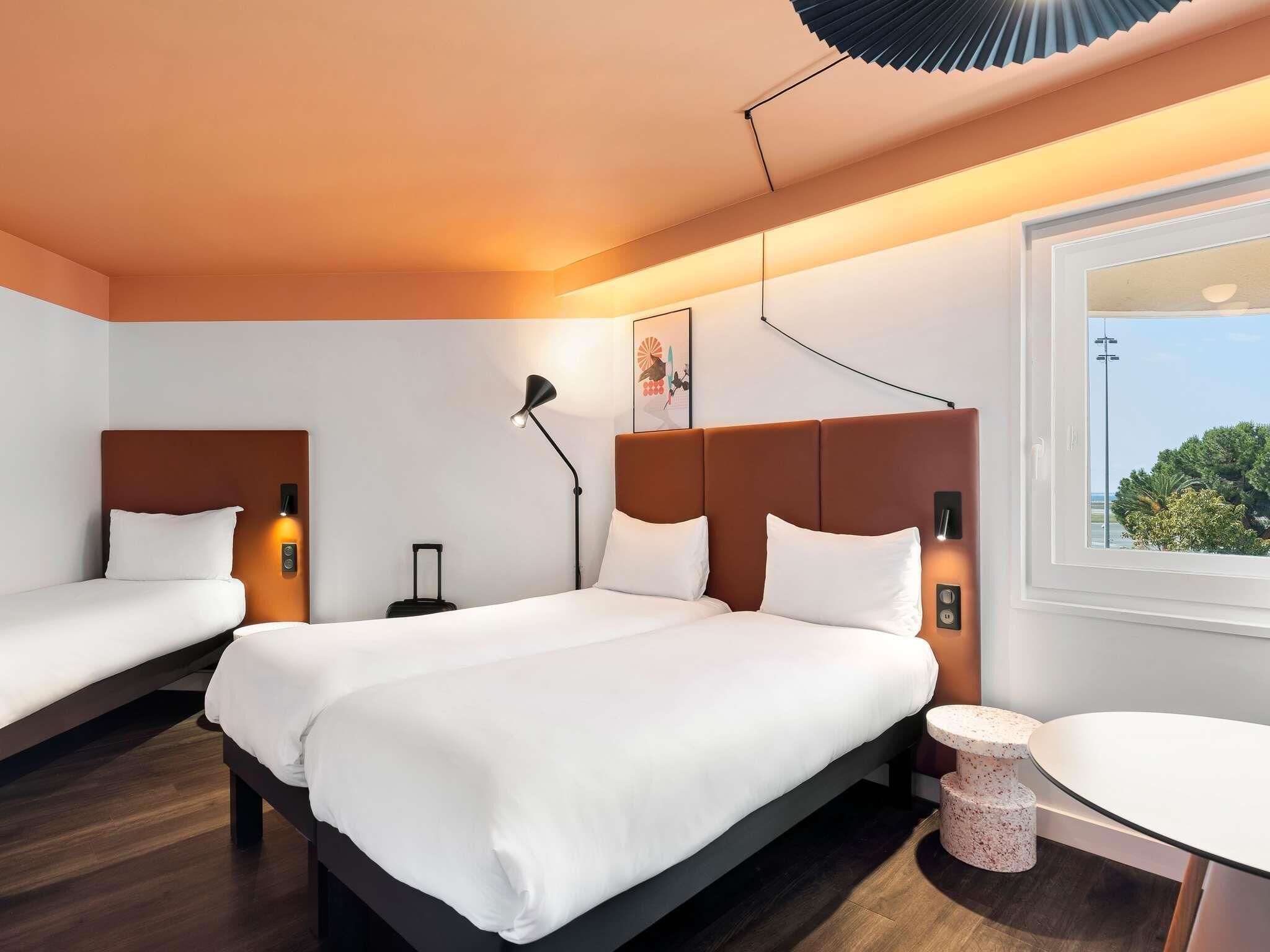 Quarto Standard, 3 camas individuais | Roupa hipoalergénica, secretária 