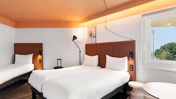 Quarto Standard, 3 camas individuais | Roupa hipoalergénica, secretária