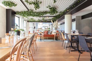 Café da manhã, almoço e jantar; culinária italiana 