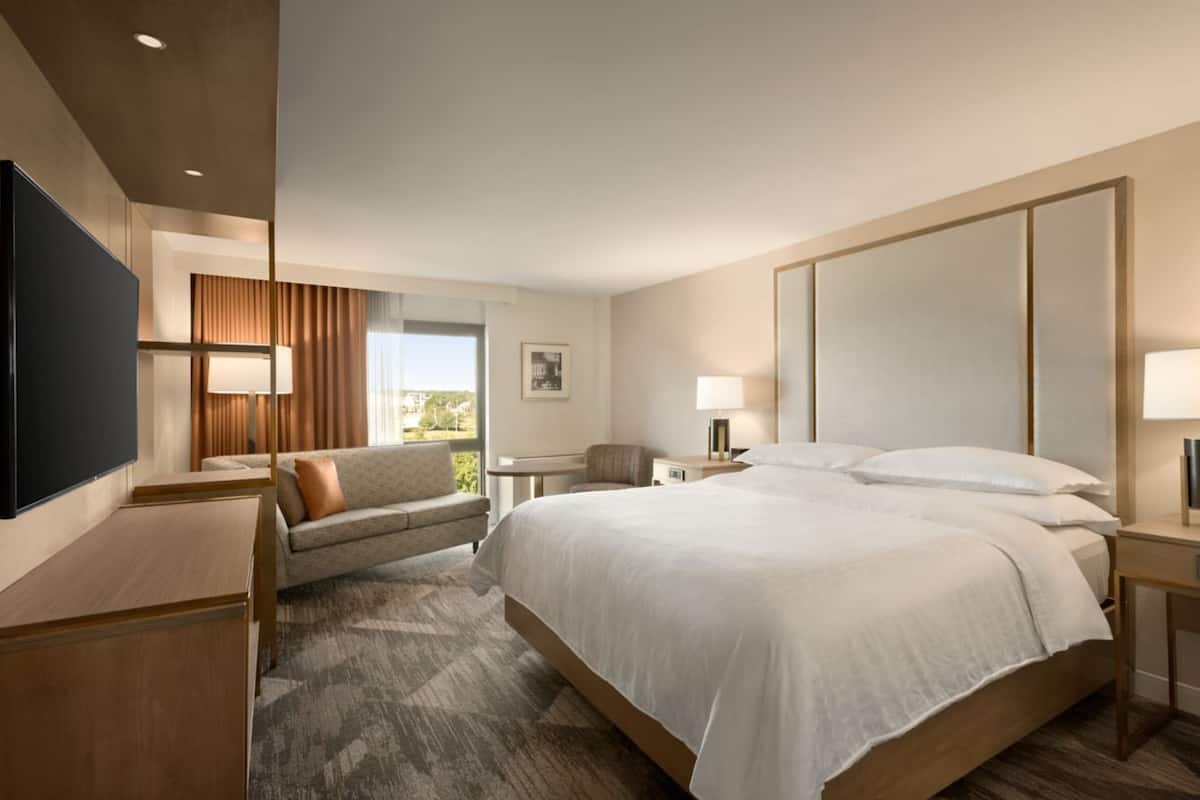 Quarto, 1 cama King | Roupas de cama premium, cofres nos quartos, escrivaninha