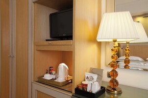 Quarto Duplo Superior | Roupa de alta qualidade, minibar, cofre no quarto, secretária 