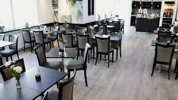 Café da manhã com buffet grátis todos os dias