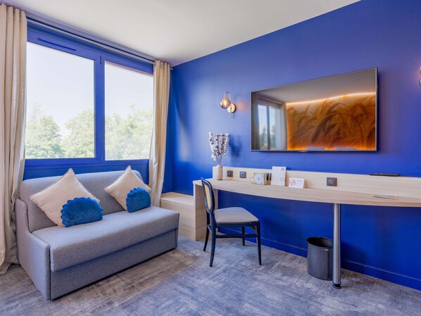 Privilege, Quarto, 1 cama de casal e sofá-cama | Roupas de cama premium, cofres nos quartos, escrivaninha