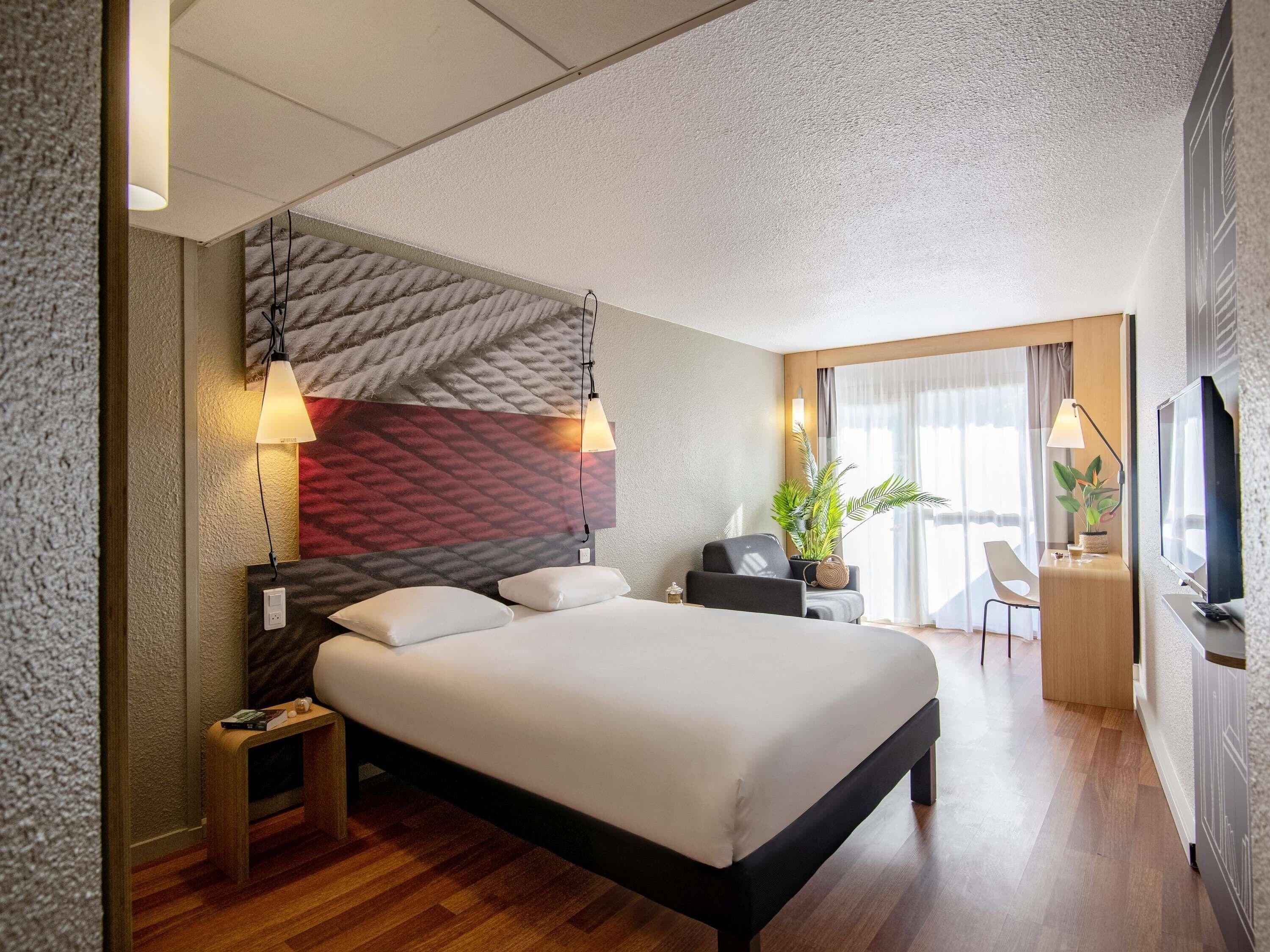 Quarto Duplo Standard, várias camas | Roupa de alta qualidade, cofre no quarto, secretária 